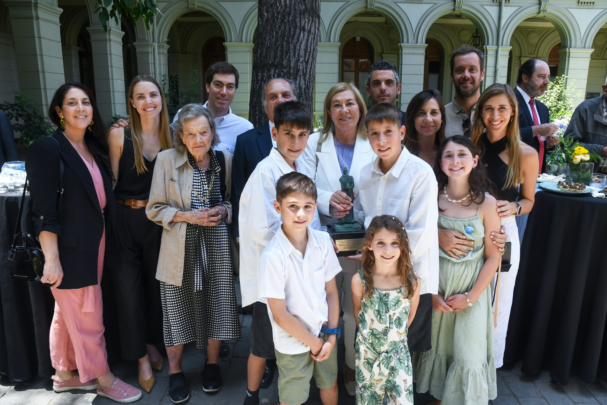 Anita Holuigue Barros: El reconocimiento a su trayectoria de excelencia - Facultad de Economía y ...